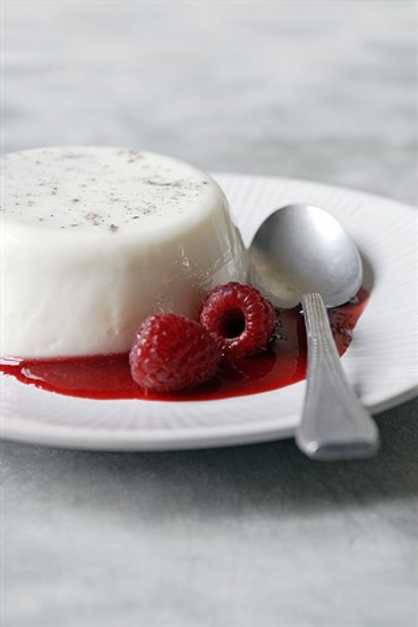 Panna cotta au lait de coco et aux fruits rouges | Éditions Larousse