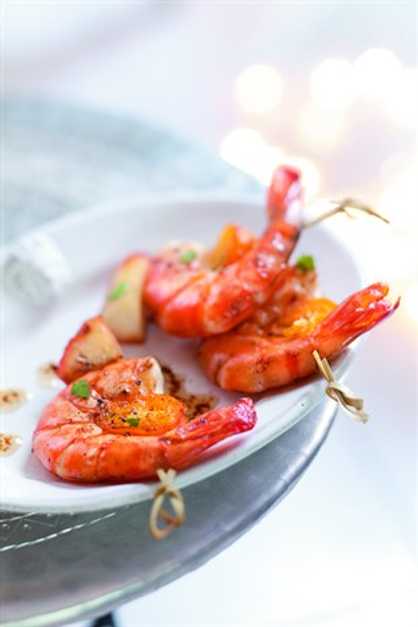 Brochettes de gambas aux fruits | Éditions Larousse